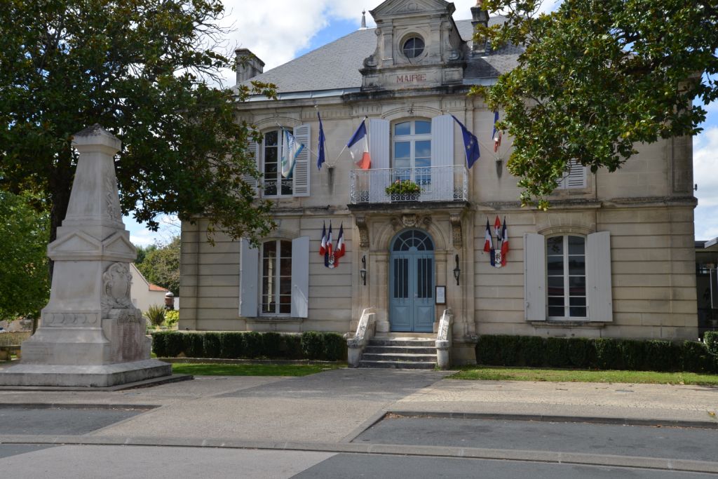 026 - Chaniers, au bord du fleuve en Charente-Maritime (17)